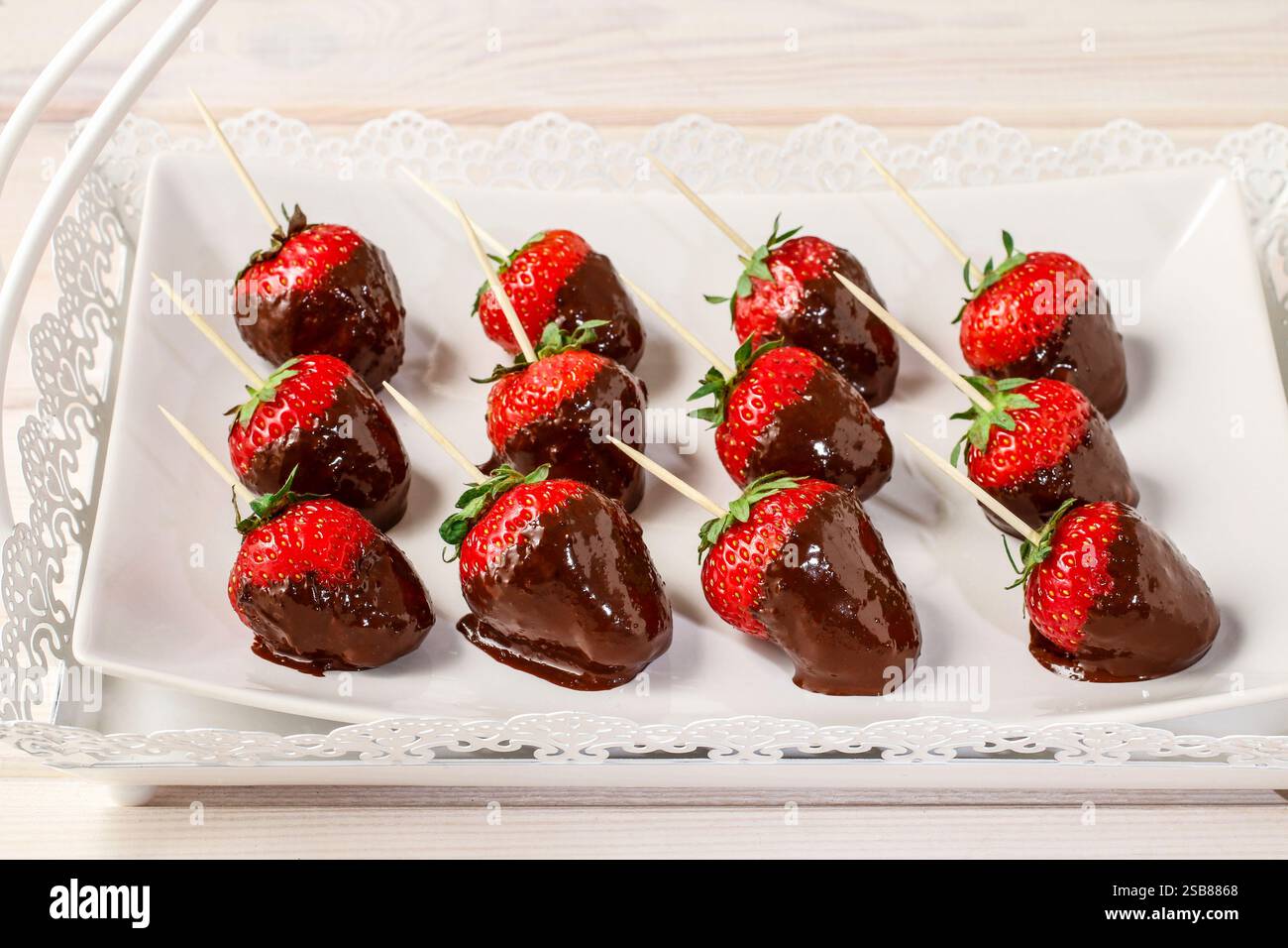 How to make chocolate dipped strawberries - tutorial, step by step ...