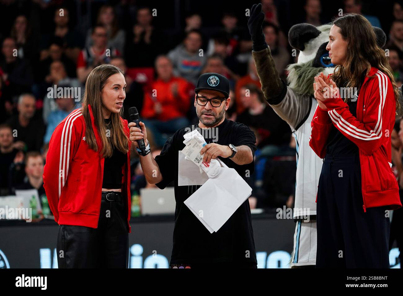 Hamburg, Deutschland. 01st Feb, 2025. 3x3-Goldmedaillengewinnerin ...