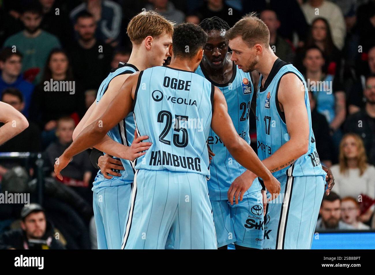 Hamburg, Deutschland. 01st Feb, 2025. Veolia Towers Hamburg Mannschaft beim Huddle, Kenneth Ogbe ...