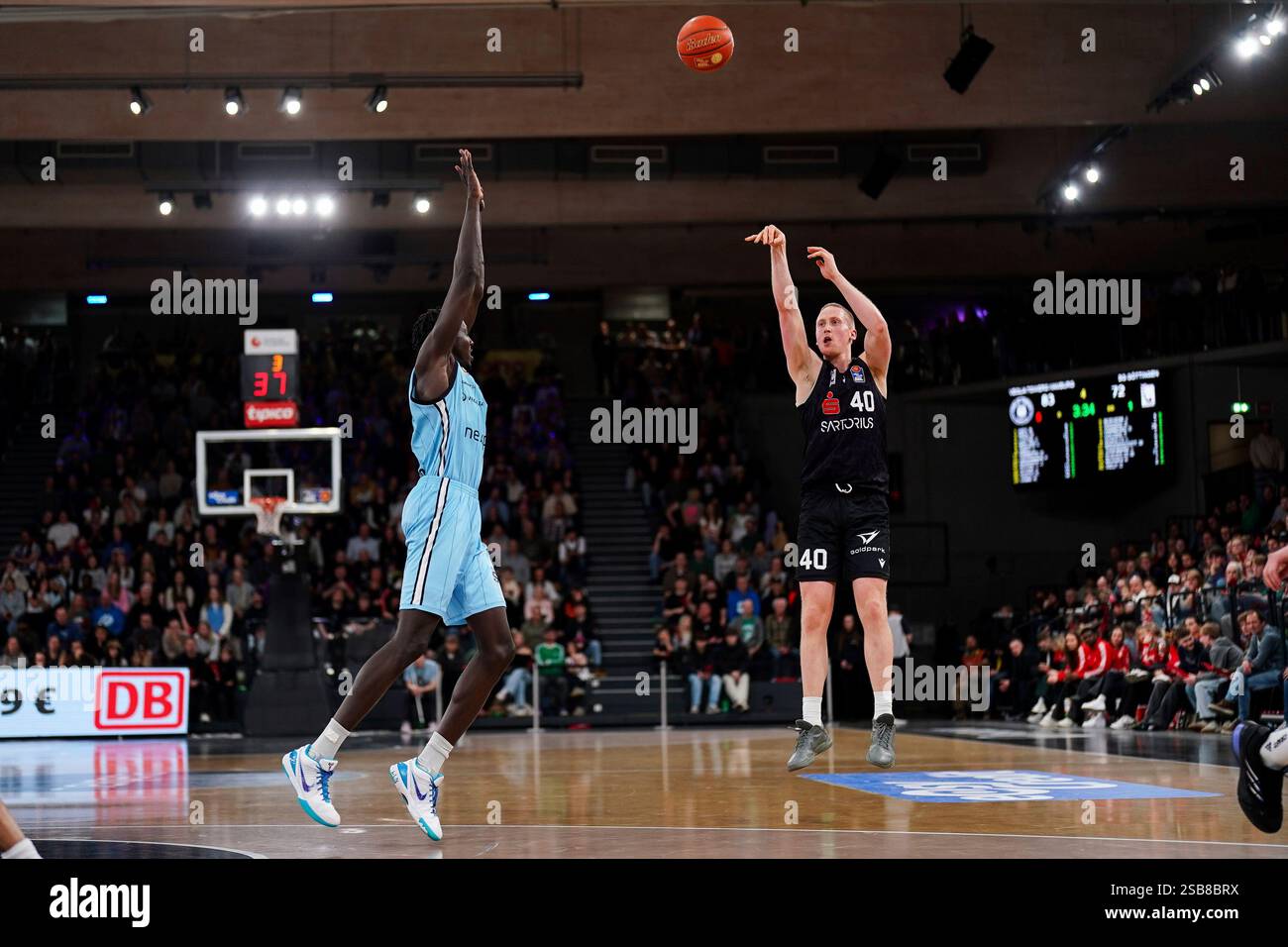 Hamburg, Deutschland. 01st Feb, 2025. Collin Welp (BG Goettingen, #40 ...