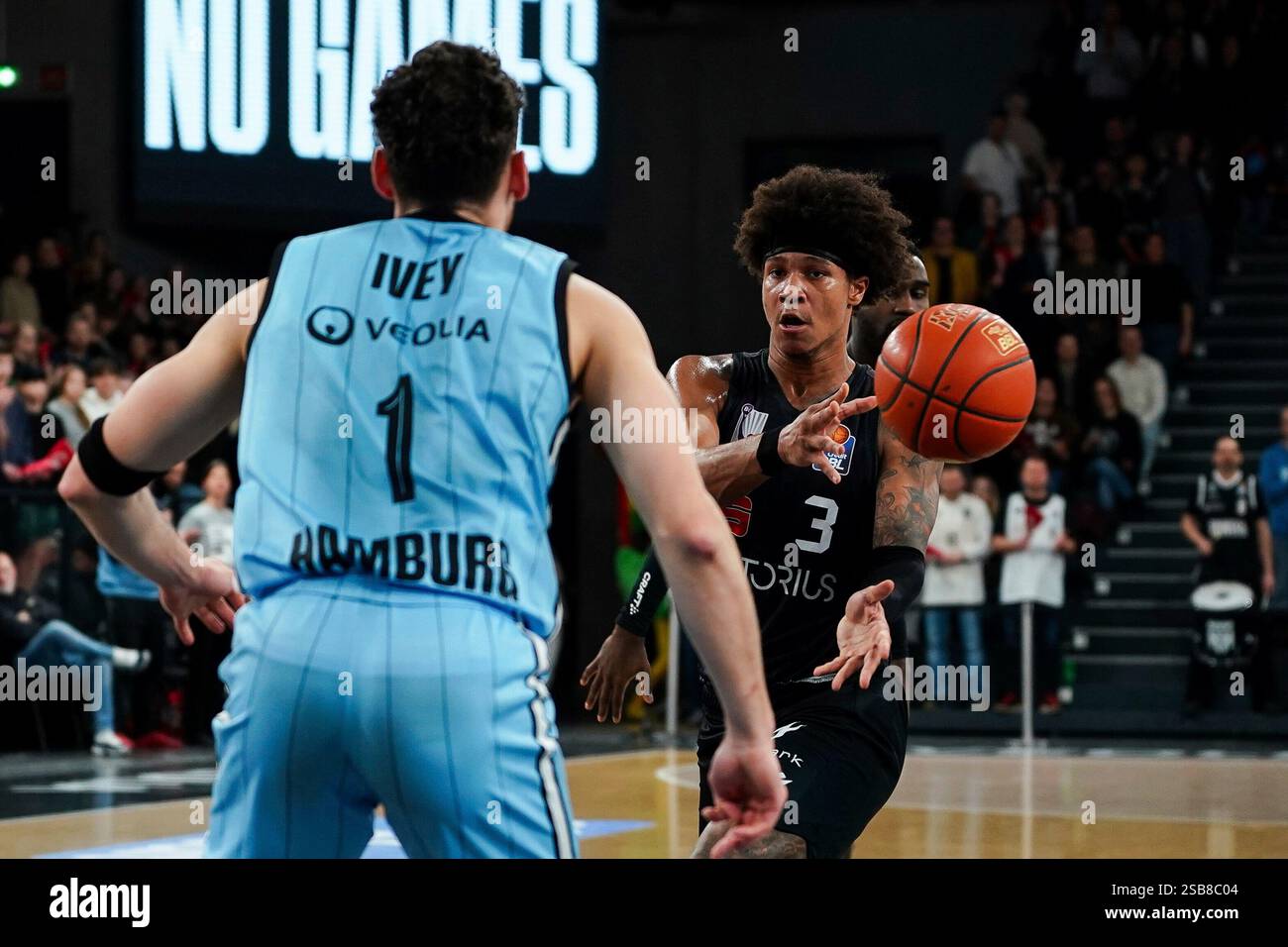 Hamburg, Deutschland. 01st Feb, 2025. Deion Hammond (BG Goettingen, #03) Pass, Brae Ivey (Veolia ...