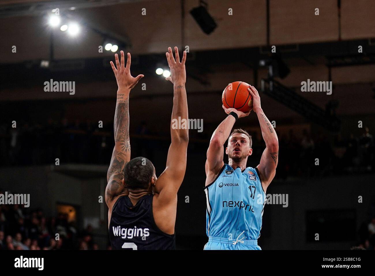 Niklas Wimberg (Veolia Towers Hamburg, #17) beim Wurf, Demajeo Wiggins (BG Goettingen, #02), GER ...