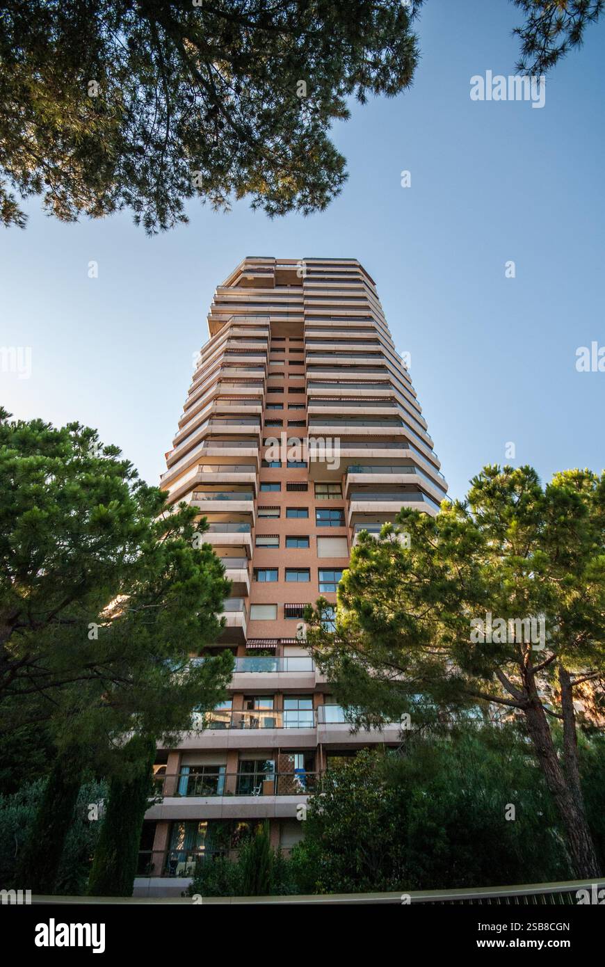 Looking up tall apartment hi-res stock photography and images - Alamy