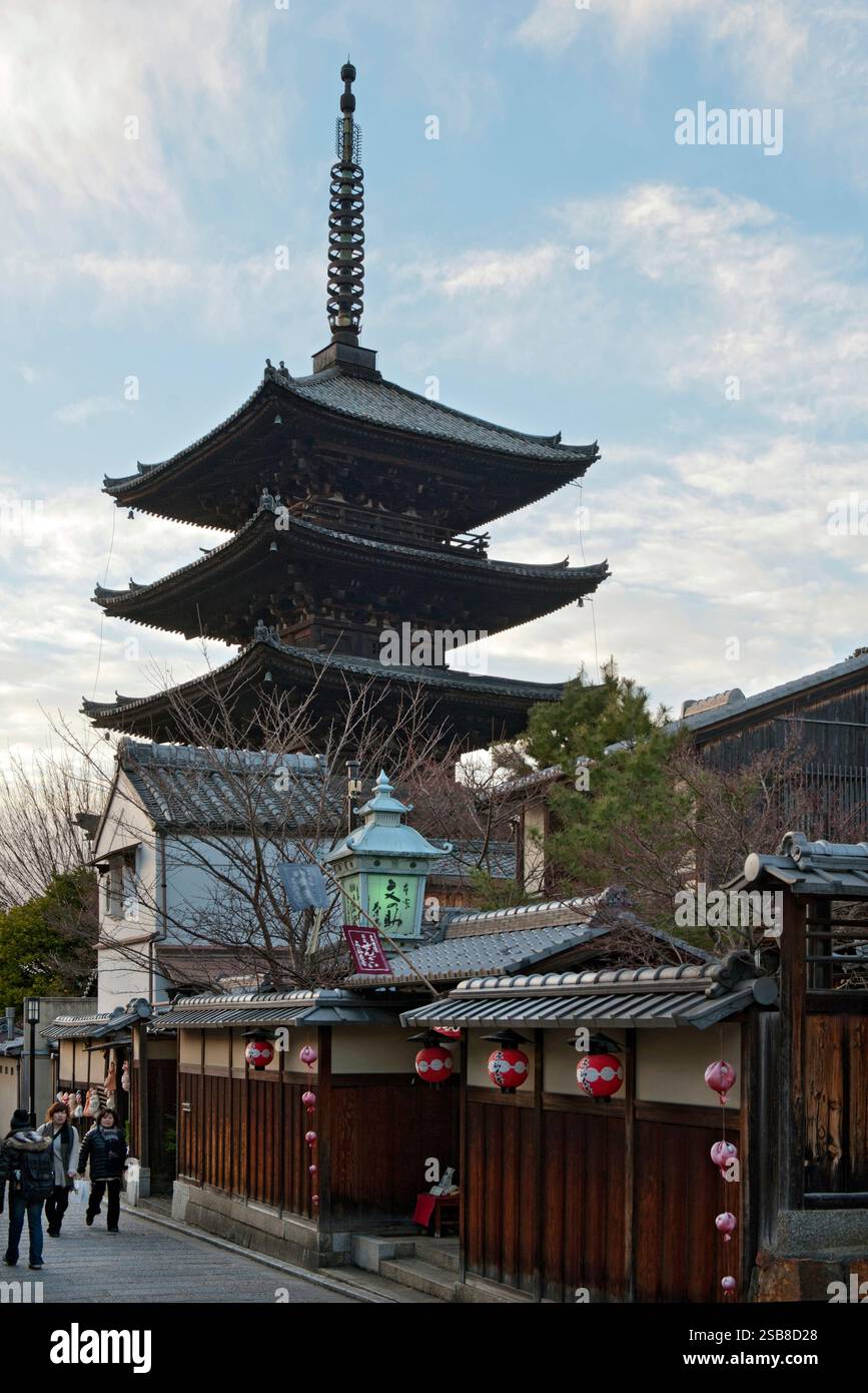 The iconic Yasaka Pagoda of Hokanji Temple on a backstreet in ...