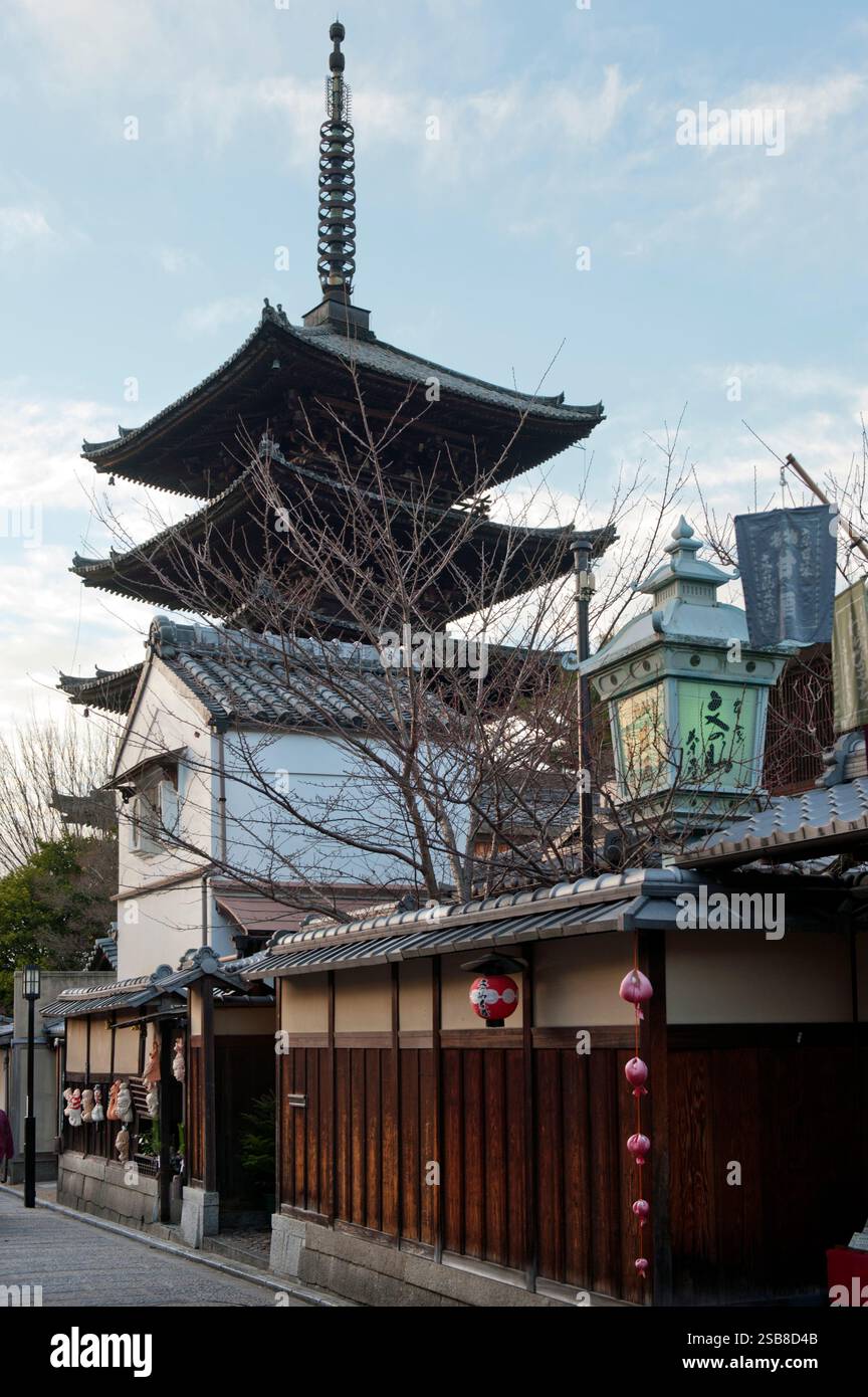 The iconic Yasaka Pagoda of Hokanji Temple on a backstreet in ...