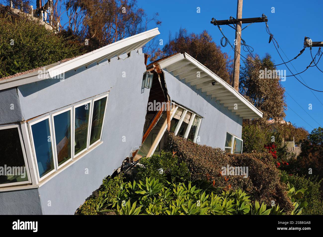 Malibu, California, USA. 16th Jan, 2025. Hillside home survived Palisades Fire only to be split ...