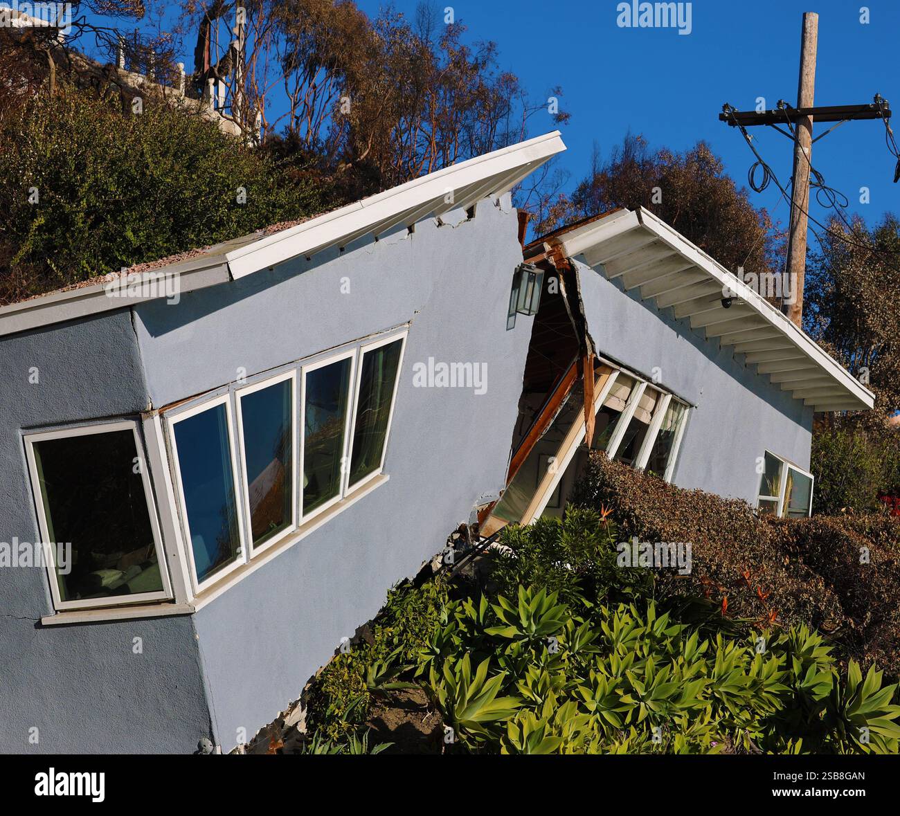 Malibu, California, USA. 16th Jan, 2025. Hillside home survived Palisades Fire only to be split ...
