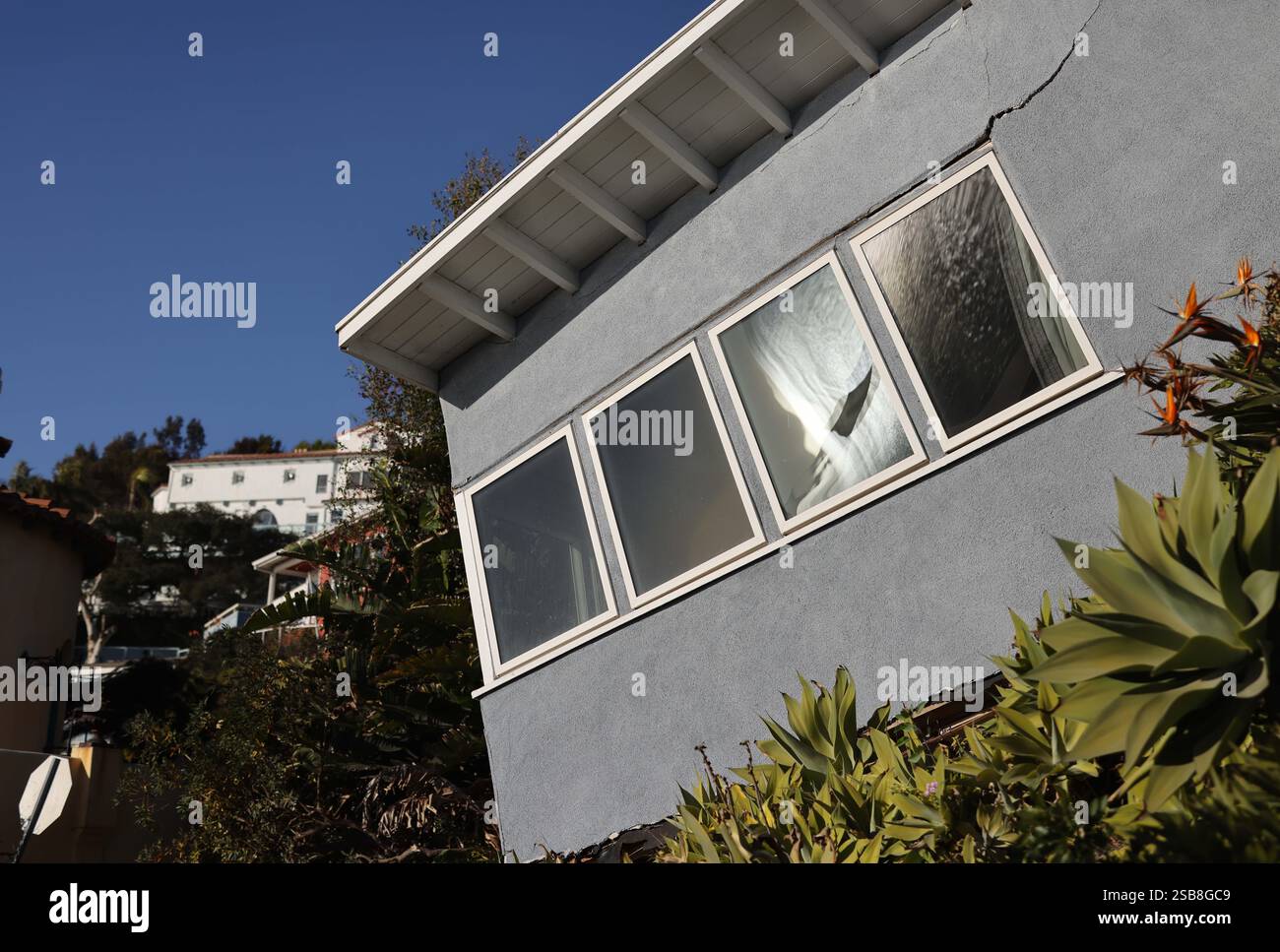 Malibu, California, USA. 16th Jan, 2025. Hillside home survived Palisades Fire only to be split ...