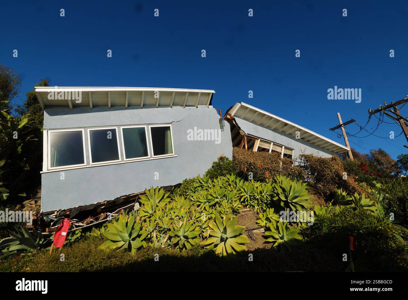 Malibu, California, USA. 16th Jan, 2025. Hillside home survived Palisades Fire only to be split ...