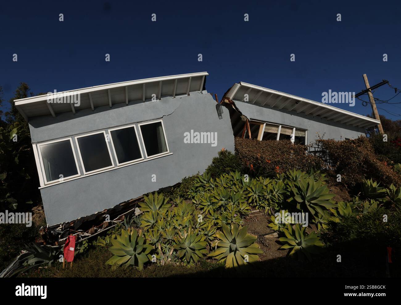 Malibu, California, USA. 16th Jan, 2025. Hillside home survived Palisades Fire only to be split ...