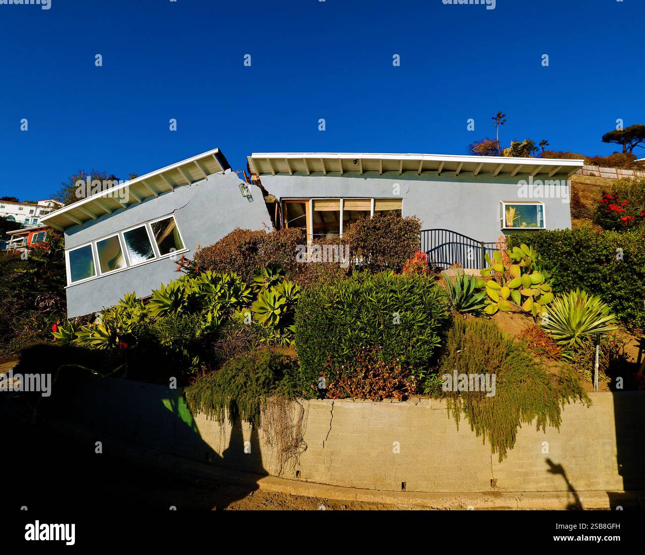 Malibu, California, USA. 16th Jan, 2025. Hillside home survived Palisades Fire only to be split ...