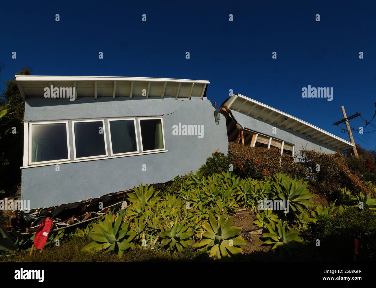 Malibu, California, USA. 16th Jan, 2025. Hillside home survived Palisades Fire only to be split ...