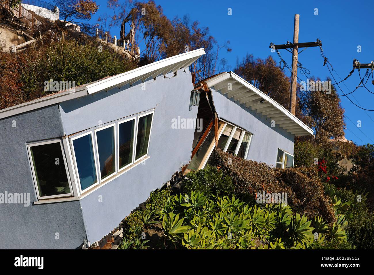 Malibu, California, USA. 16th Jan, 2025. Hillside home survived Palisades Fire only to be split ...