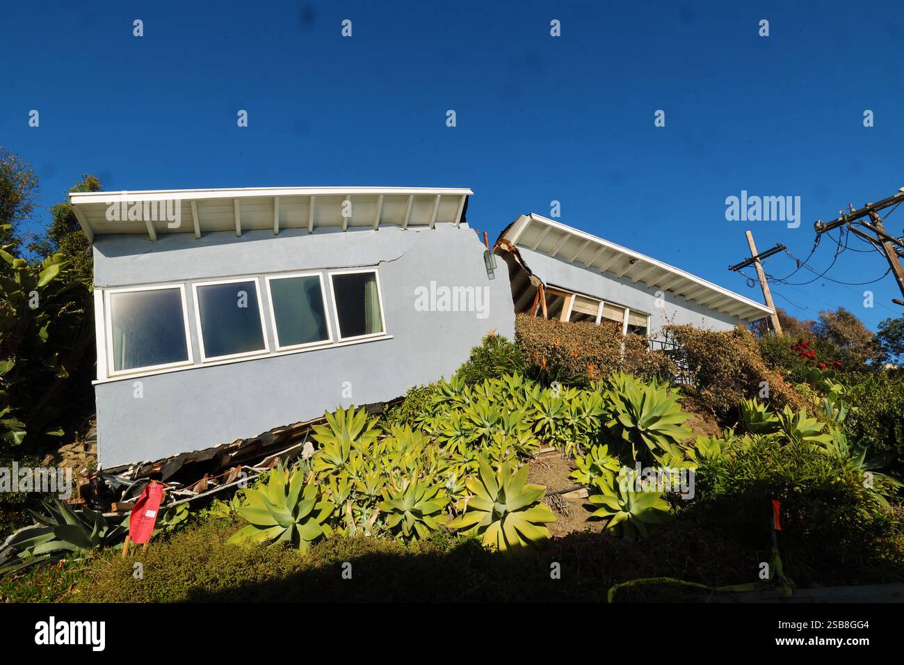 Malibu, California, USA. 16th Jan, 2025. Hillside home survived Palisades Fire only to be split ...