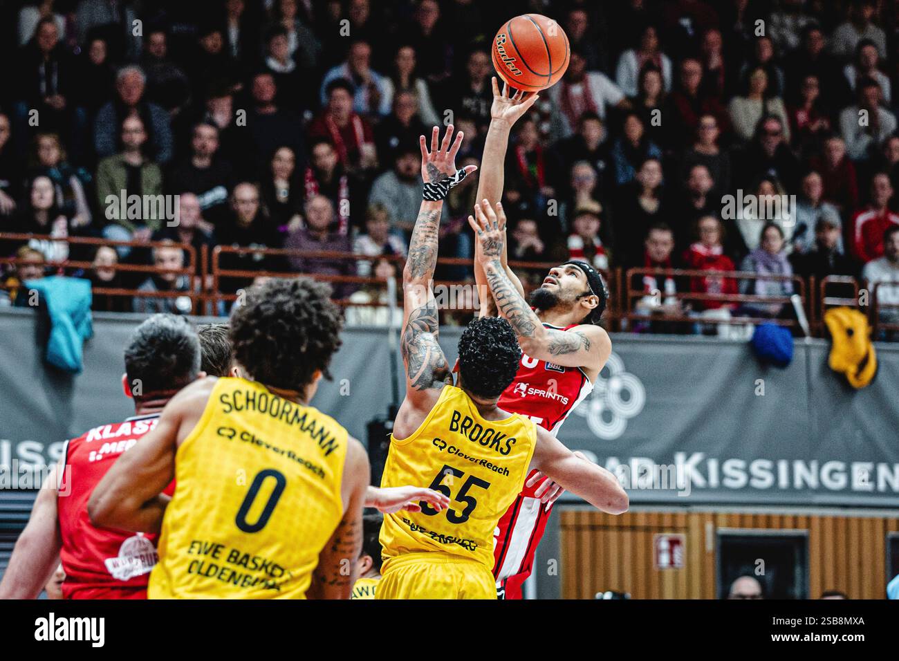 Im Bild: v.li. Eli Brooks (EWE Baskets Oldenburg, 55) gegen Jhivvan ...