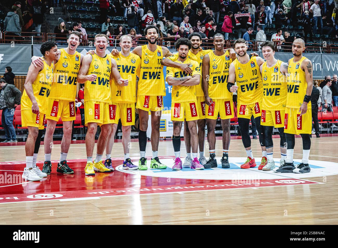 Im Bild: Das Team der EWE Baskets Oldenburg mit dem ersten ...