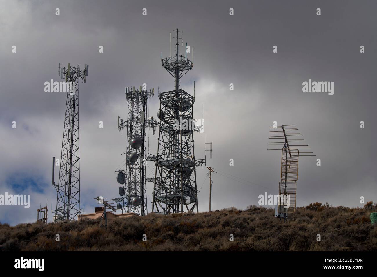 Satellite communication system hi-res stock photography and images - Alamy