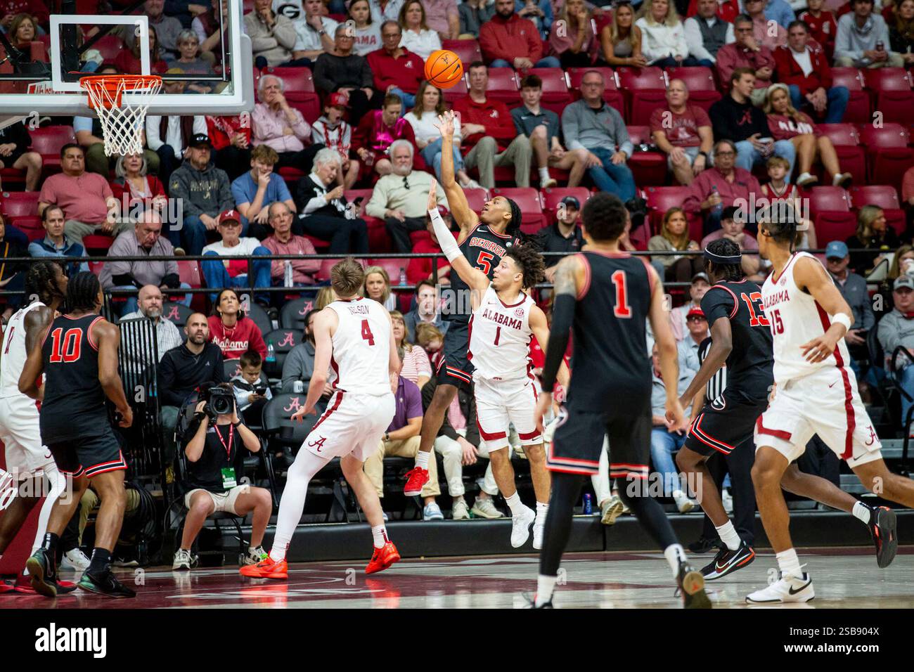 Georgia guard Silas Demary Jr. (5) shoots over Alabama guard Mark Sears ...
