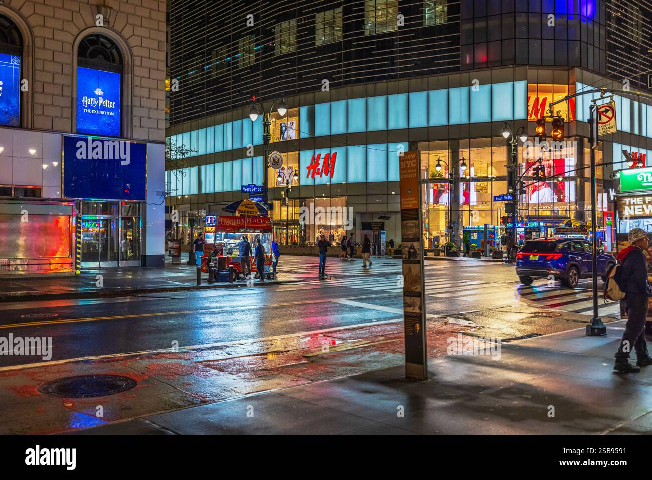 Night city view of HM storefront on West 34th Street in New York City ...