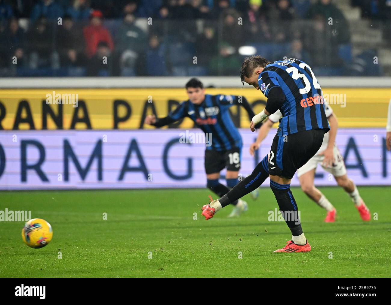 Bergamo, Italy. 1st Feb, 2025. Atalanta's Mateo Retegui missed a ...
