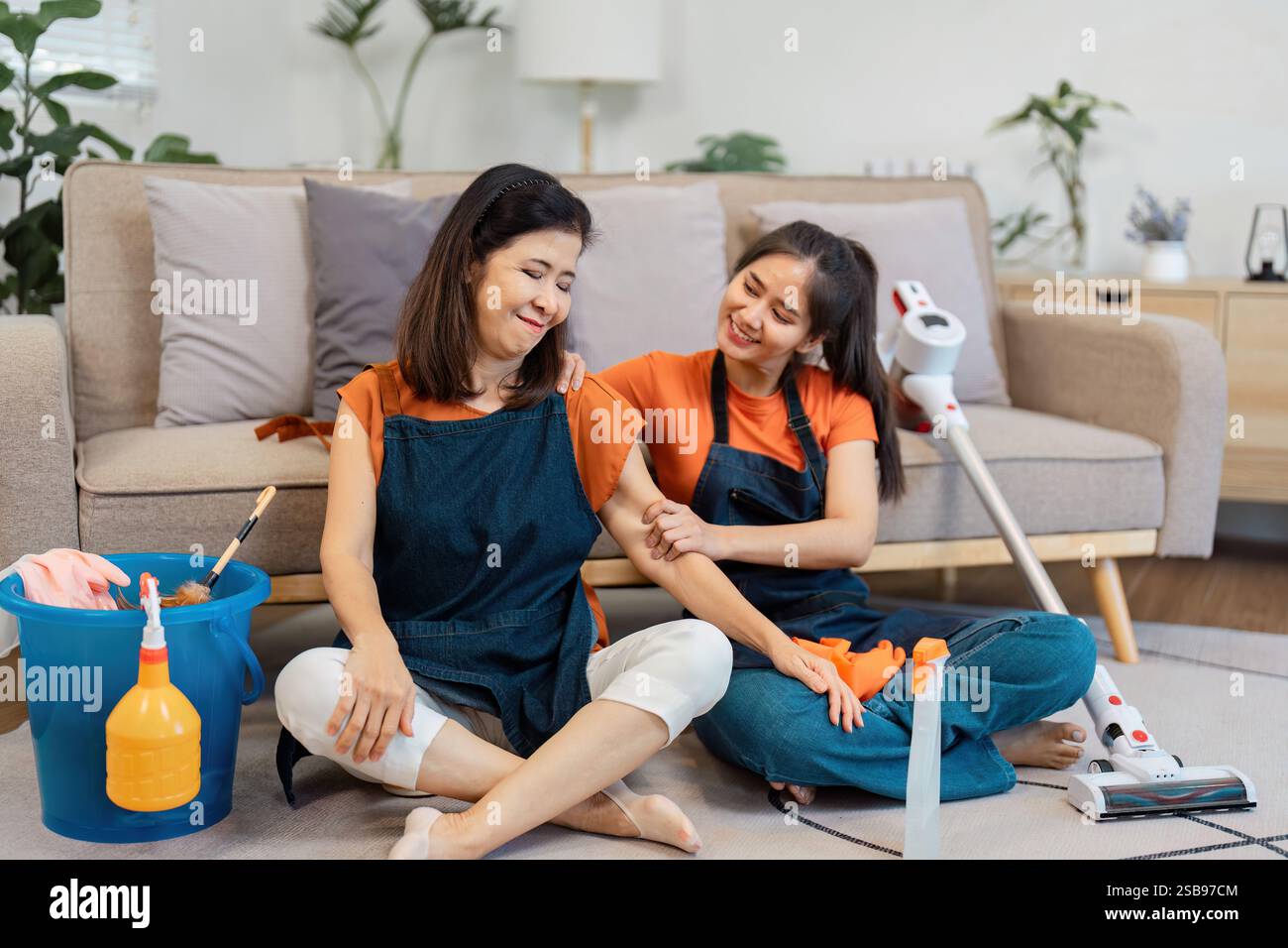 Supportive moments in home cleaning and teamwork Stock Photo - Alamy