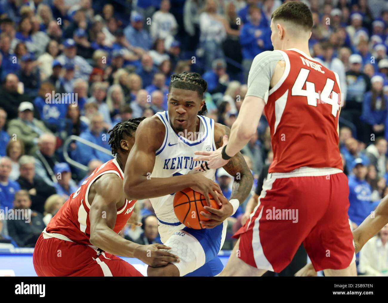 Kentucky's Otega Oweh, middle, splits the defense of Arkansas' Adou ...