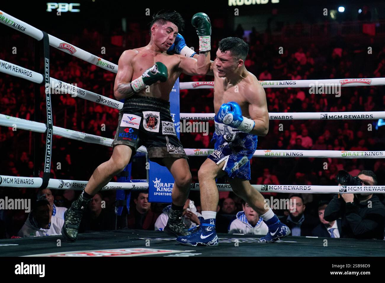 Isaac Cruz hits Angel Fierro in a super lightweight boxing match ...