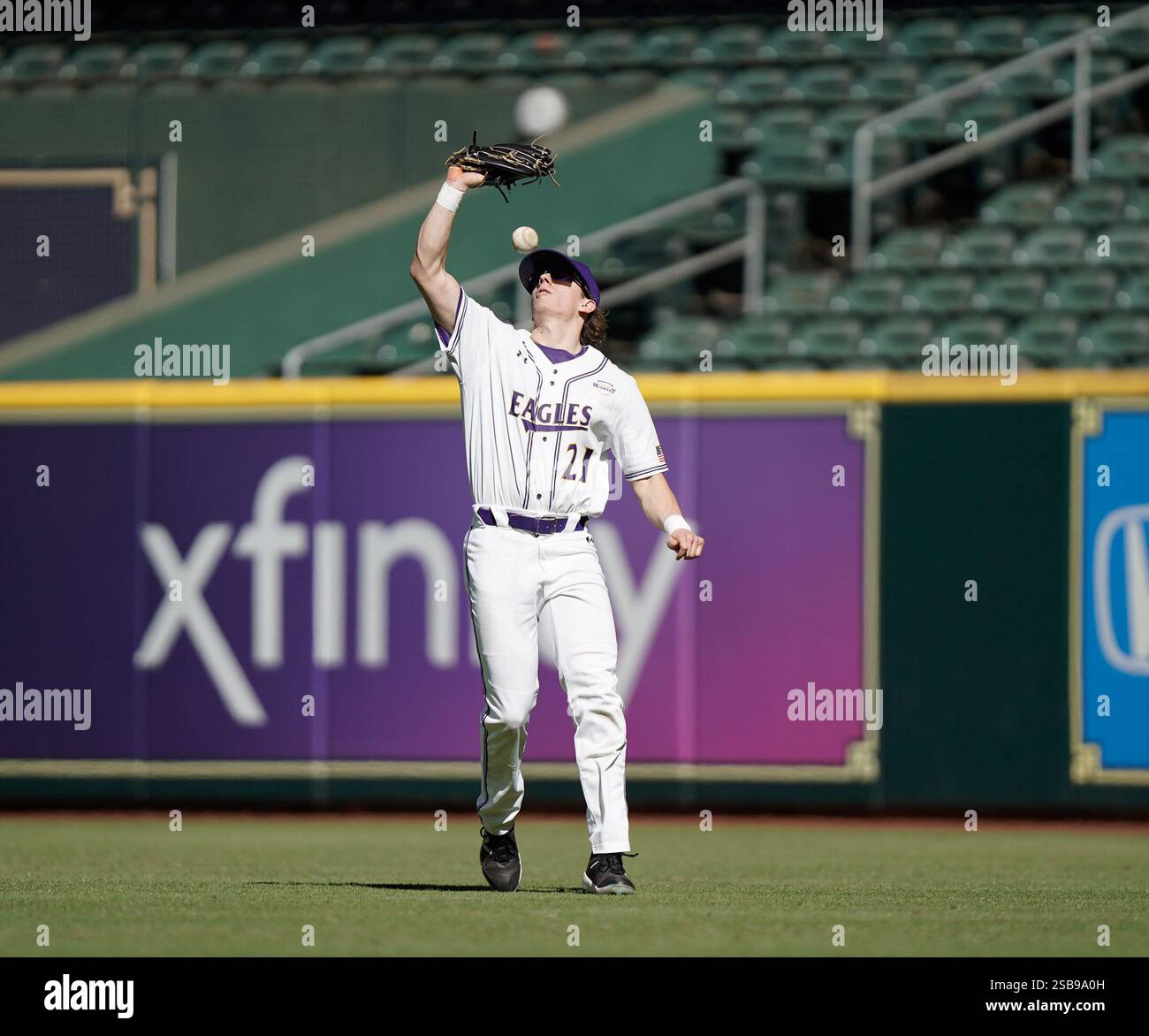 Ashland Eagles outfielder Chris Franks (21) drops a flyball during the ...