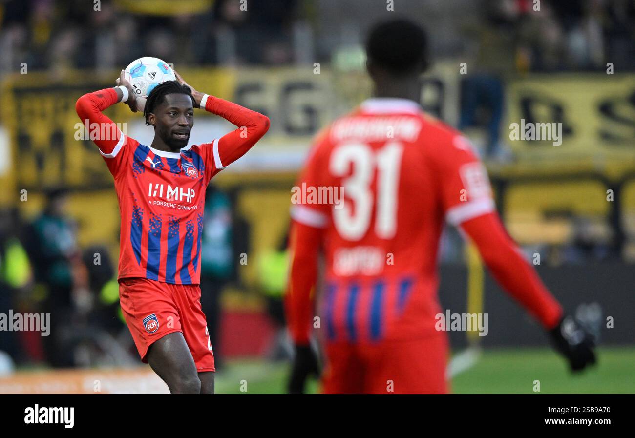 Heidenheim, Deutschland. 01st Feb, 2025. Einwurf Aktion Omar Haktab ...