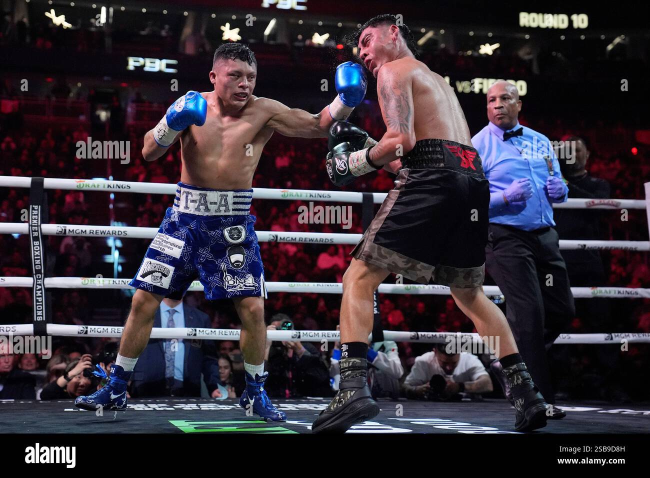 Isaac Cruz hits Angel Fierro in a super lightweight boxing match ...