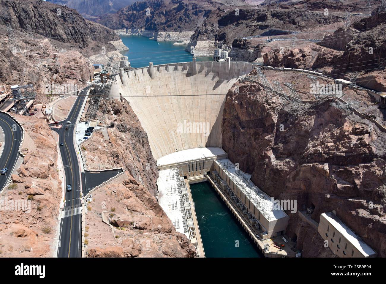 The world famous Hoover Dam on the boarder between Nevada and Arizona ...