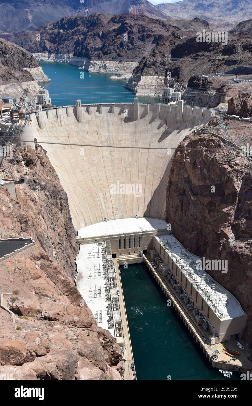 The world famous Hoover Dam on the boarder between Nevada and Arizona ...