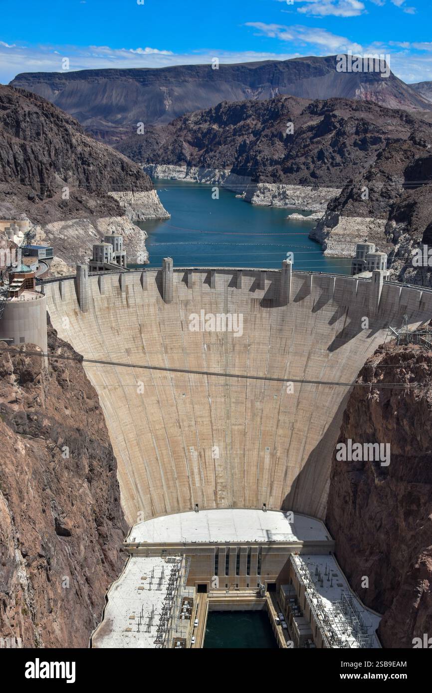 The world famous Hoover Dam on the boarder between Nevada and Arizona ...