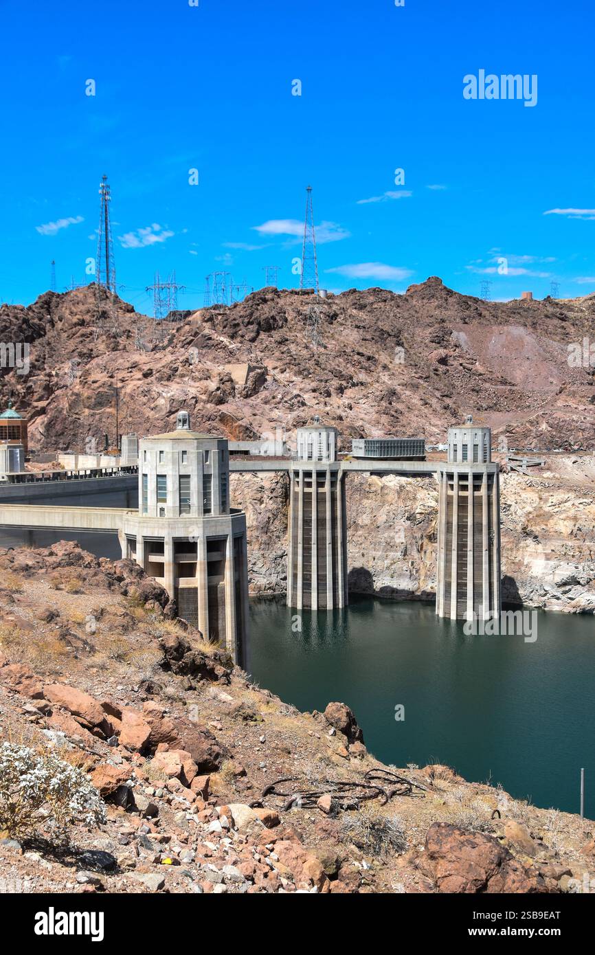 The world famous Hoover Dam on the boarder between Nevada and Arizona ...