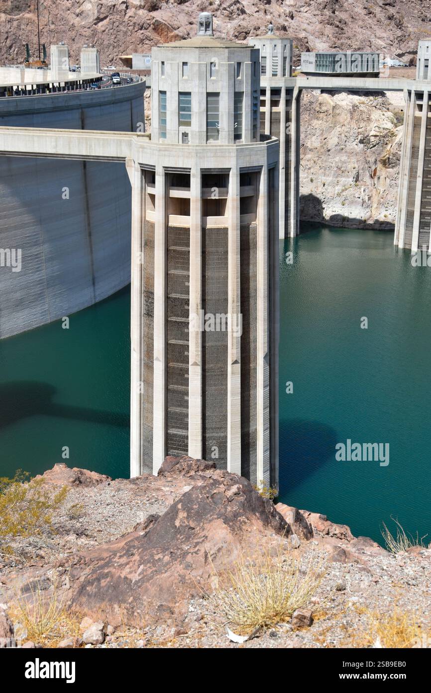 The world famous Hoover Dam on the boarder between Nevada and Arizona ...