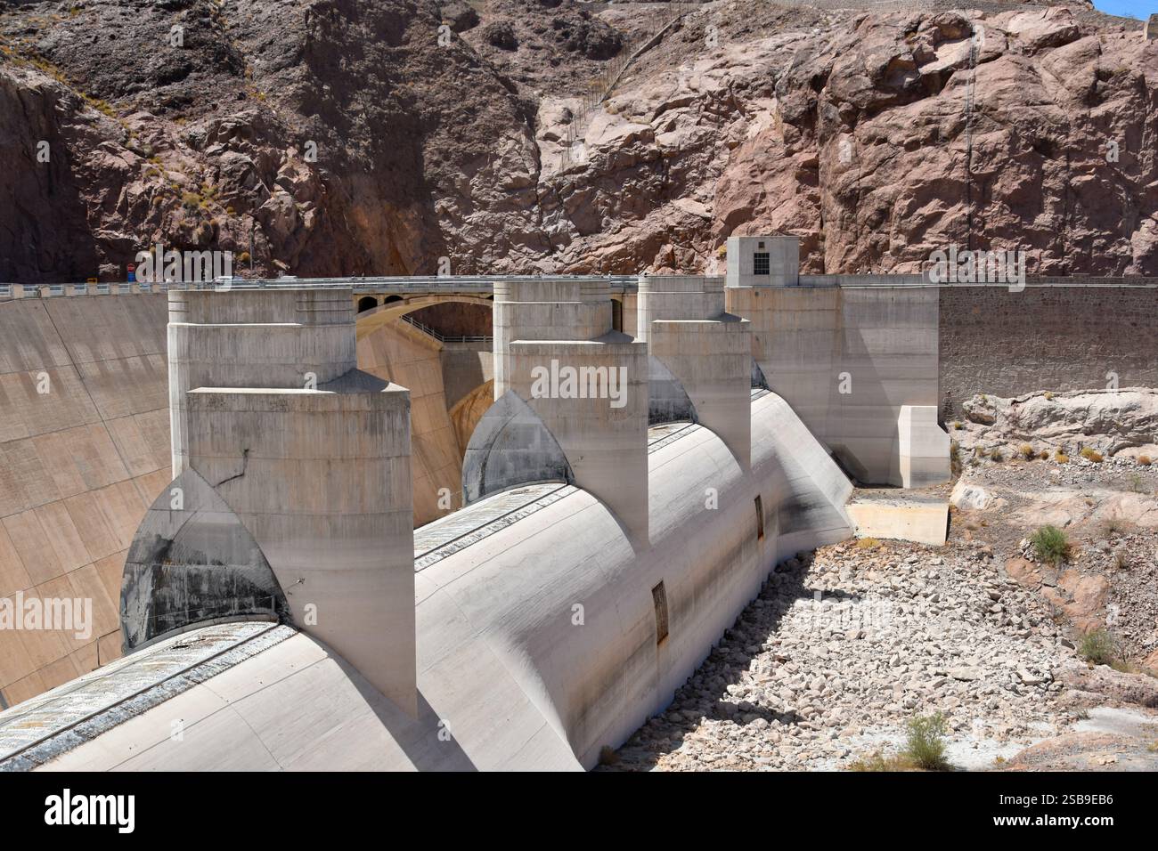 The world famous Hoover Dam on the boarder between Nevada and Arizona ...