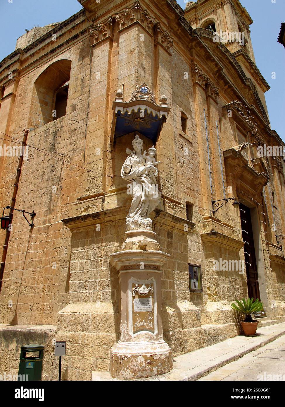 The statue in the old city of Mdina, Malta Stock Photo - Alamy