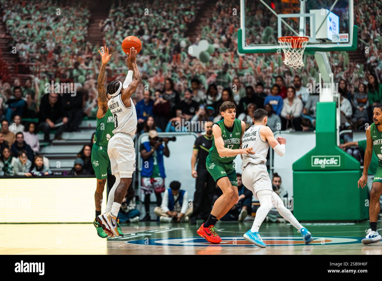 TJ SHORTS shooting during the French championship, Betclic Elite ...