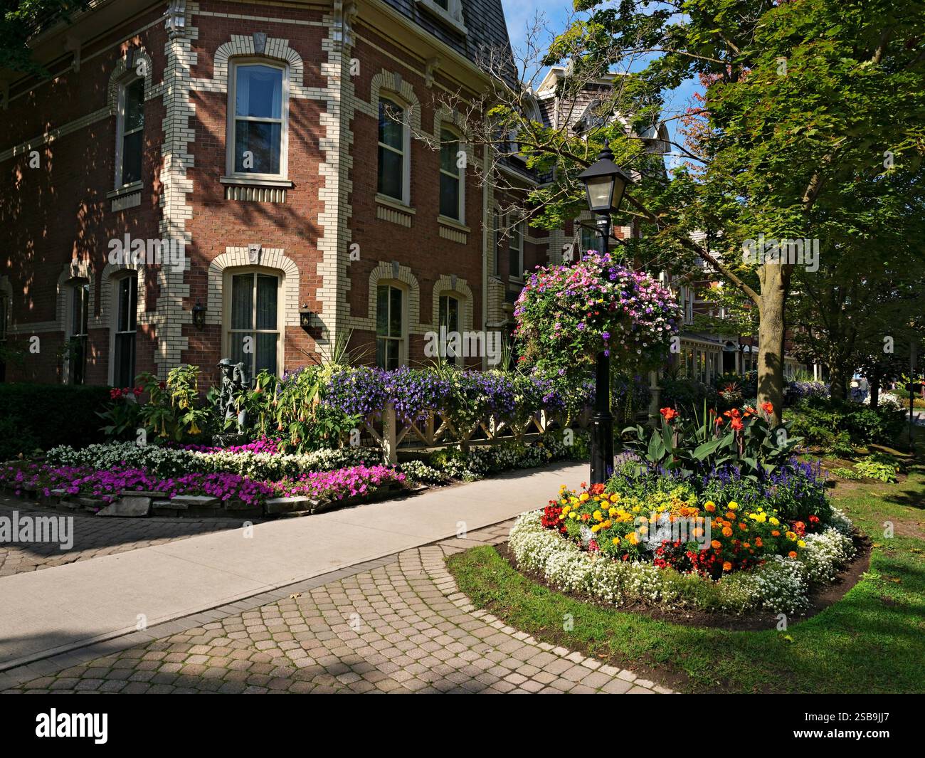 Niagara on the Lake, Canada / Picturesque street scene along Picton ...