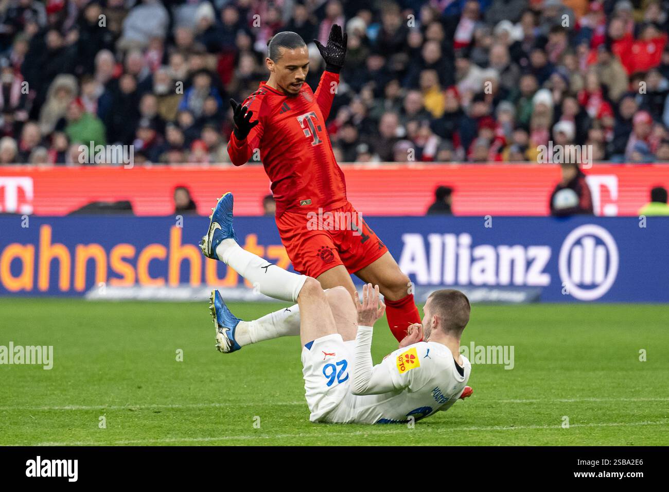 Leroy Sane (FC Bayern Muenchen, #10) und David Zec (Holstein Kiel, #26 ...