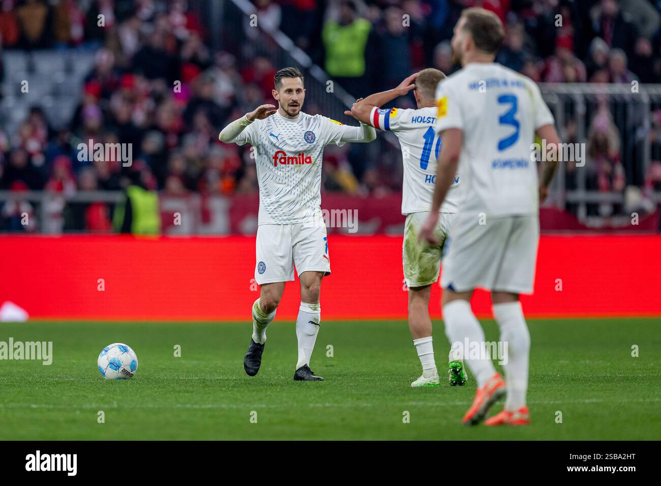 Steven Skrzybski (Holstein Kiel, #7) nach seinem zweiten Tor zum 4:3 ...