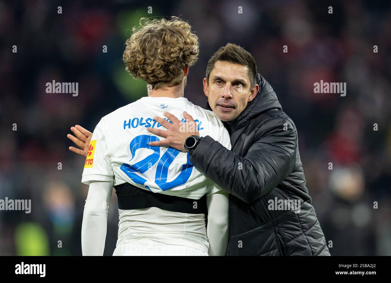 Marcel Rapp (Holstein Kiel, Chef-Trainer) mit Jann-Fiete Arp (Holstein Kiel, #20). GER, FC ...