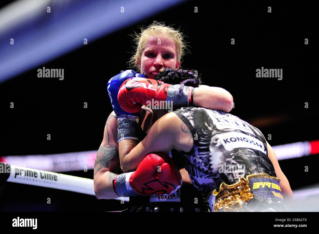 Newark, USA. 01st Feb, 2025. Beata Dudek (black and white) fell to Miyo ...