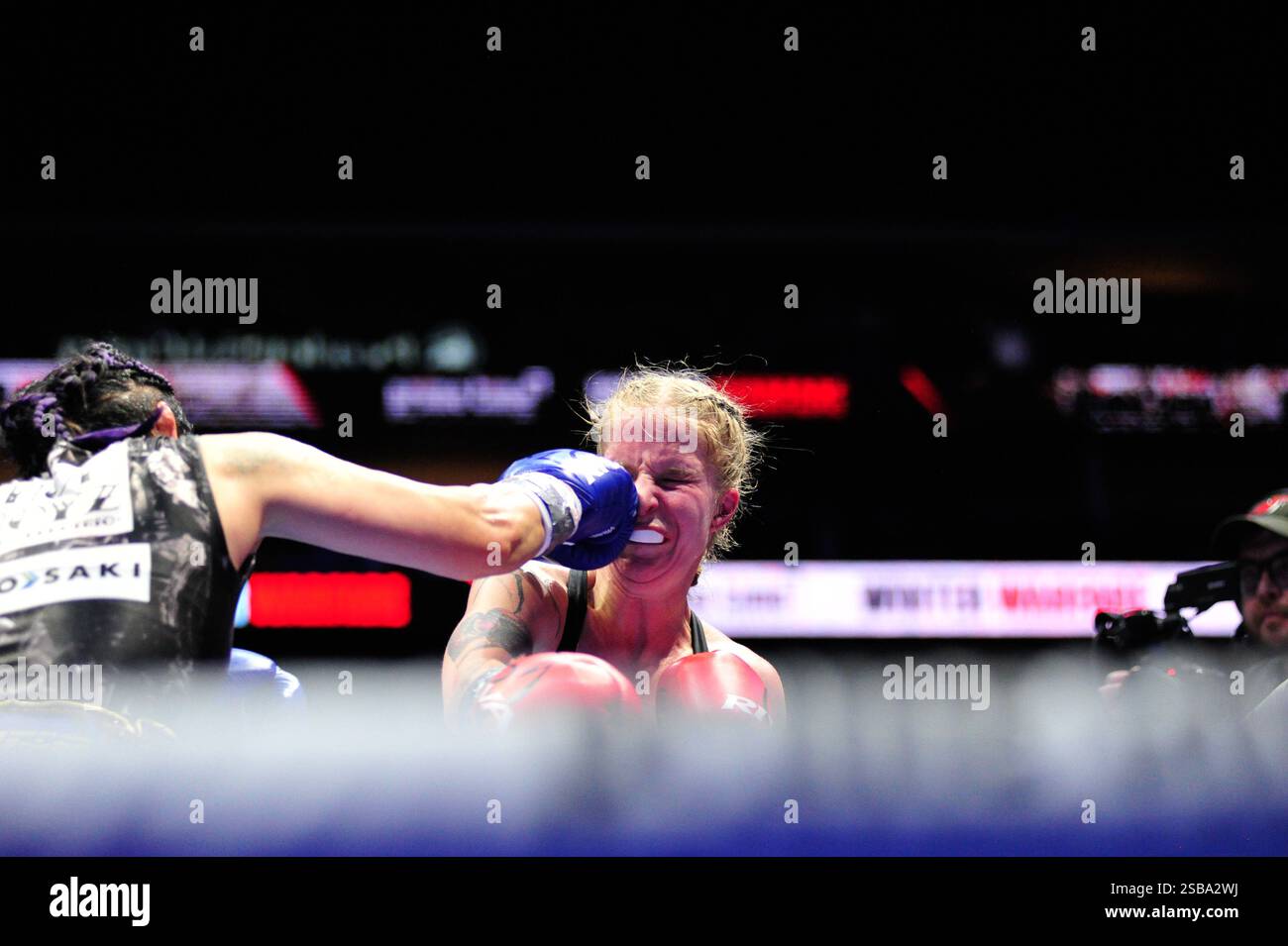 Newark, USA. 01st Feb, 2025. Beata Dudek (black and white) fell to Miyo ...