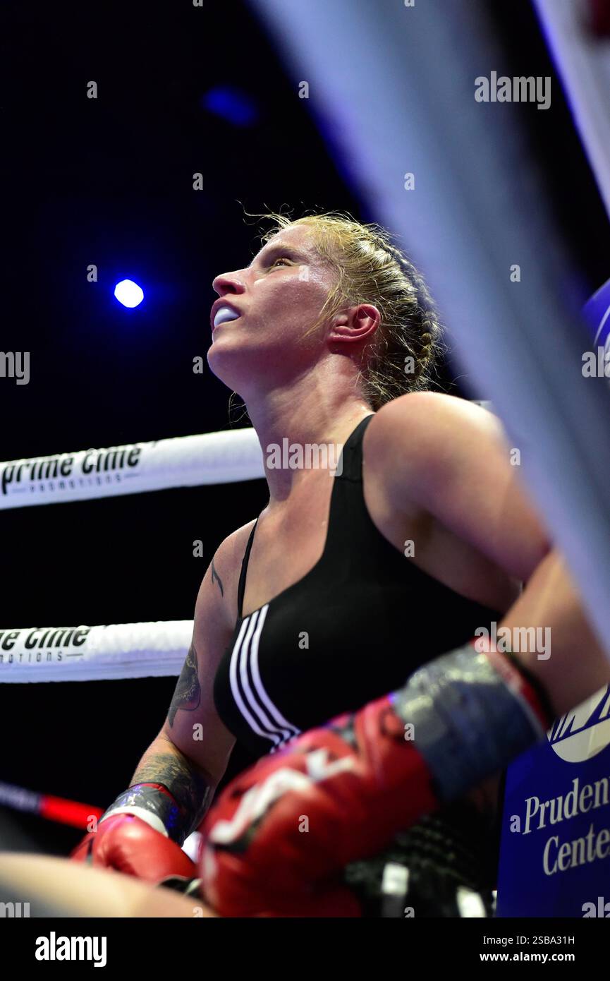 Newark, USA. 01st Feb, 2025. Beata Dudek (black and white) fell to Miyo ...