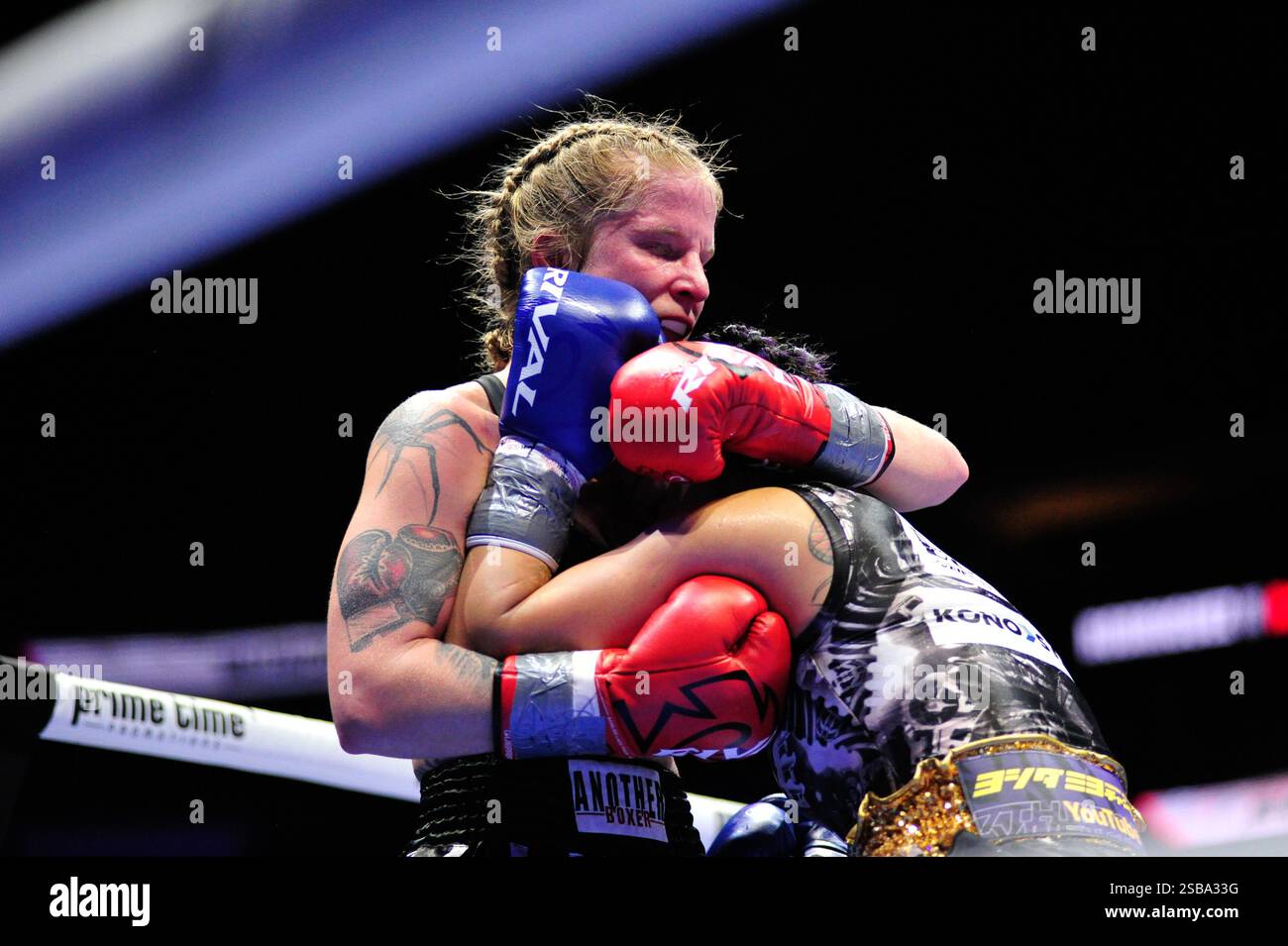 Newark, USA. 01st Feb, 2025. Beata Dudek (black and white) fell to Miyo ...