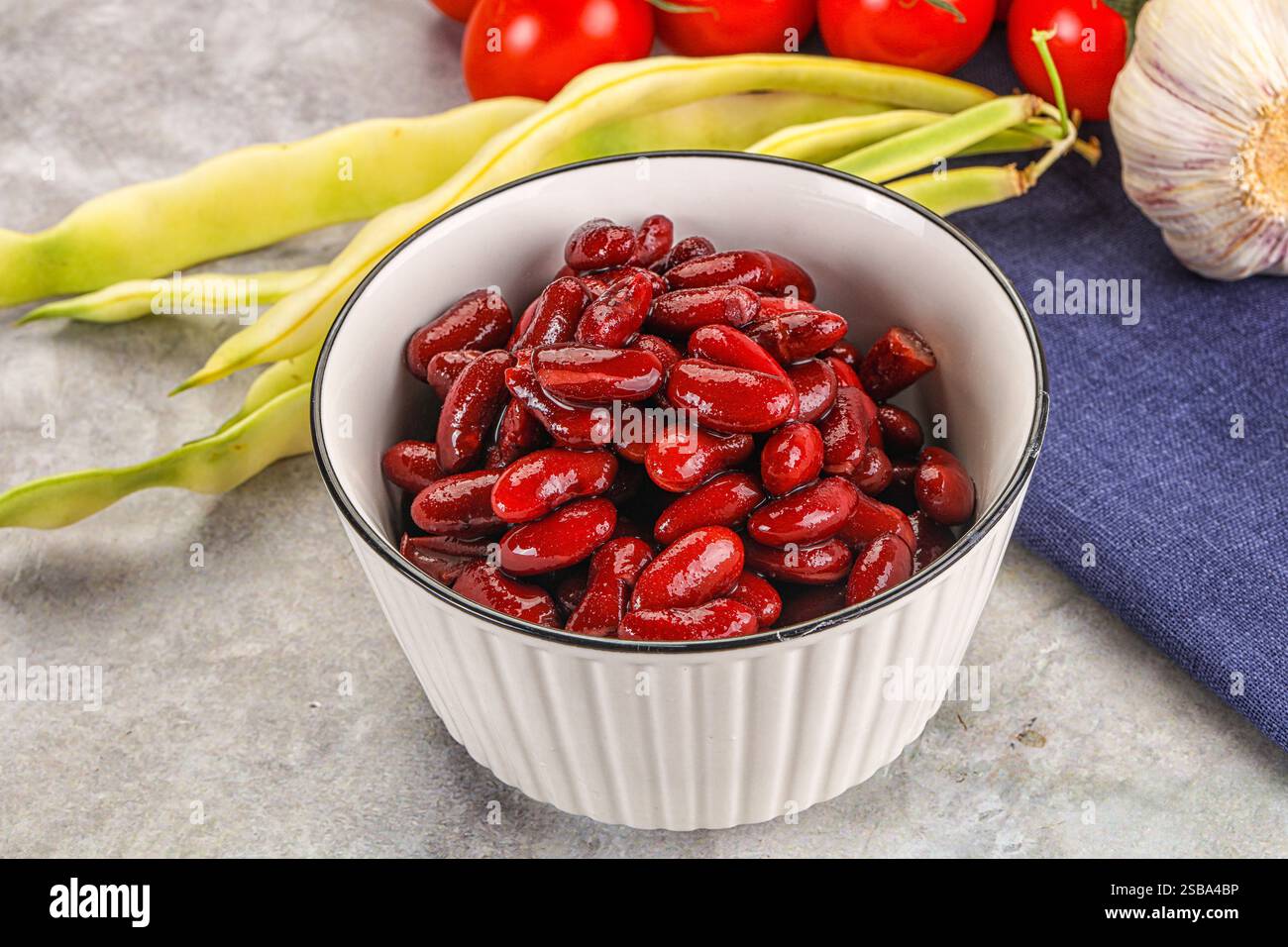 Canned red bean in the bowl for cooking Stock Photo - Alamy