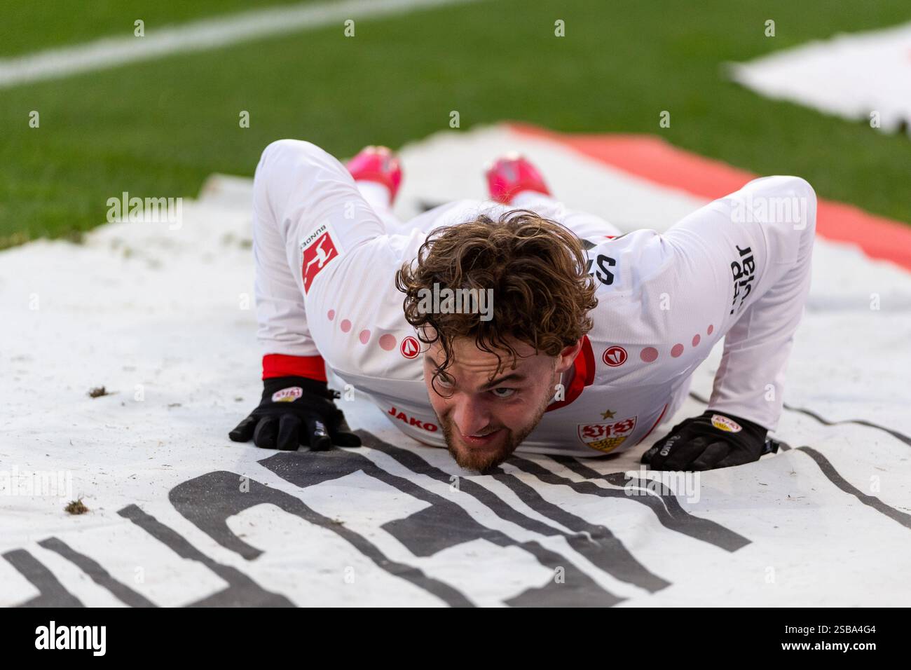 Jacob Bruun Larsen (VfB Stuttgart, #25) am boden.. Frust, Entauschung ...