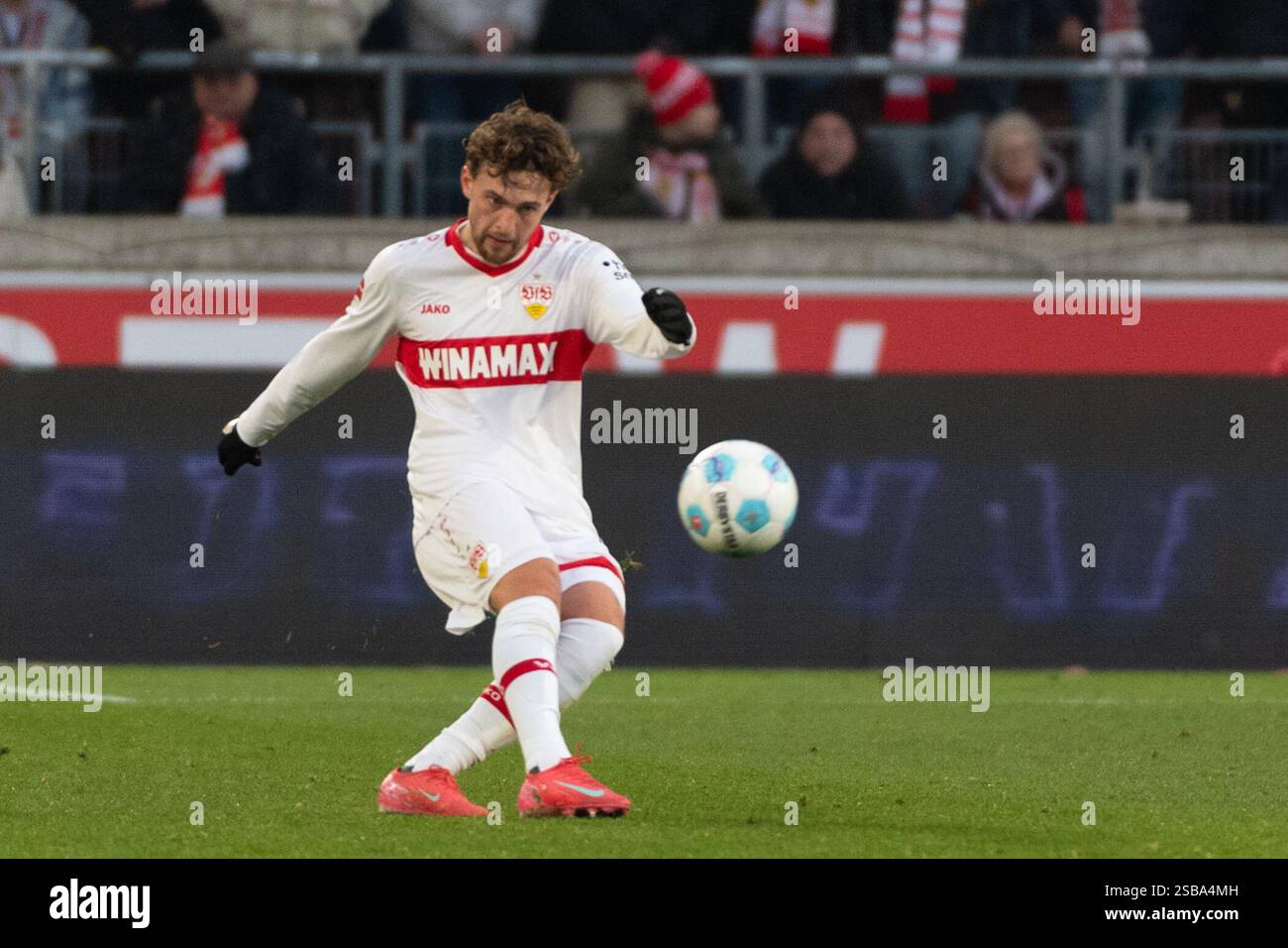 Jacob Bruun Larsen (VfB Stuttgart, #25) GER, VfB Stuttgart vs. Borussia ...