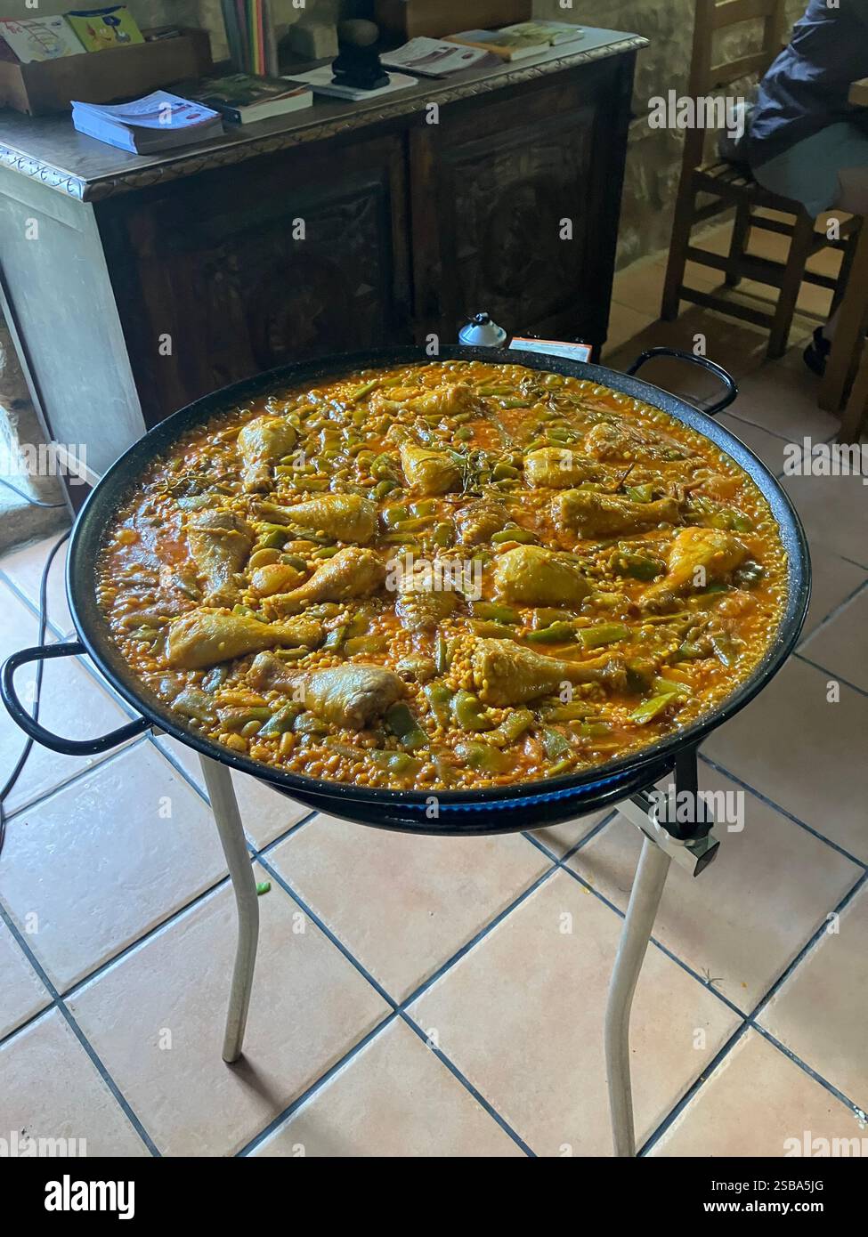 Chicken Paella (Paella de Pollo) is a delicious Spanish rice dish that ...